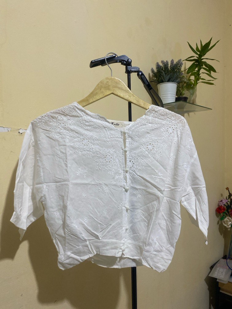 Atasan putih brand hello, Fesyen Wanita, Pakaian Wanita, Atasan di ...
