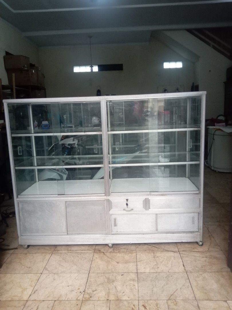 Etalase, Perabotan Rumah di Carousell
