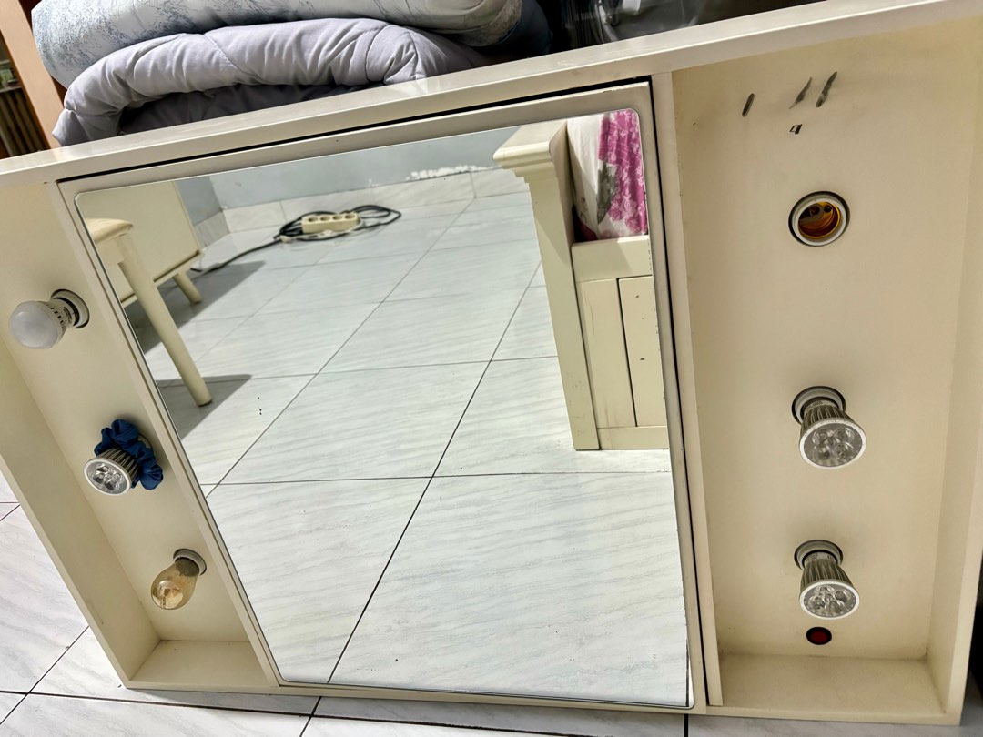 Kaca meja rias, Perabotan Rumah di Carousell