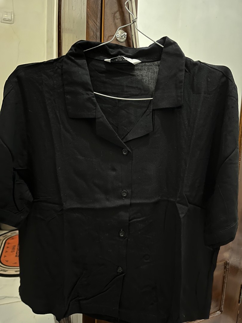 Atasan crop top hitam, Fesyen Wanita, Pakaian Wanita, Atasan di Carousell