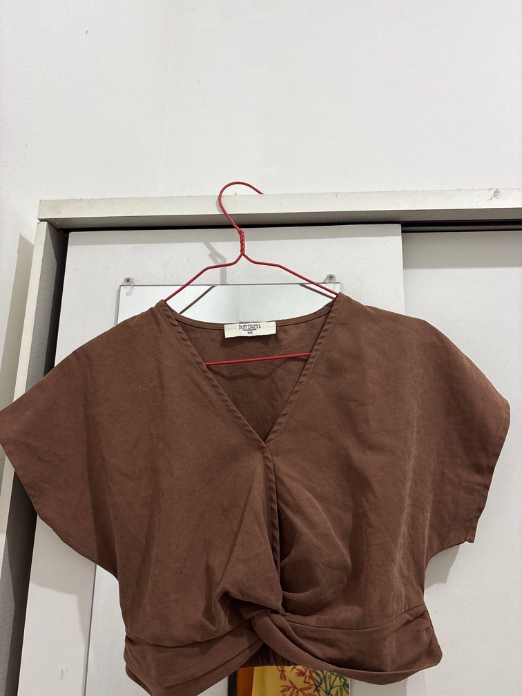 Crop top merk Playdress, Fesyen Wanita, Pakaian Wanita, Atasan di Carousell