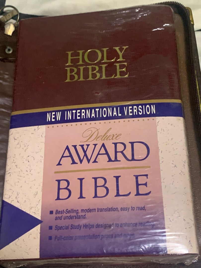 New Holy Bible (Deluxe award bible ) (Please see description), Hobbies ...
