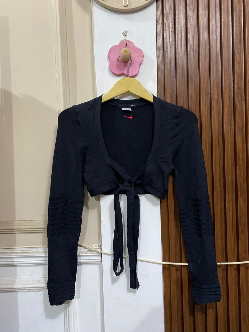 Nike olga crop, Fesyen Wanita, Pakaian Wanita, Atasan di Carousell