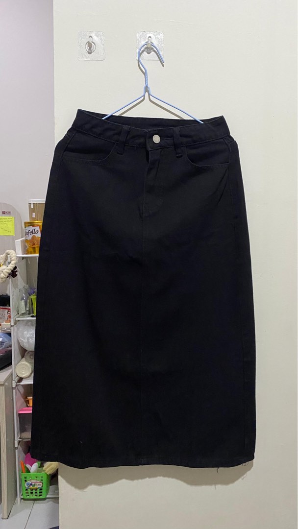 rok jeans hitam, Fesyen Wanita, Pakaian Wanita, Bawahan di Carousell