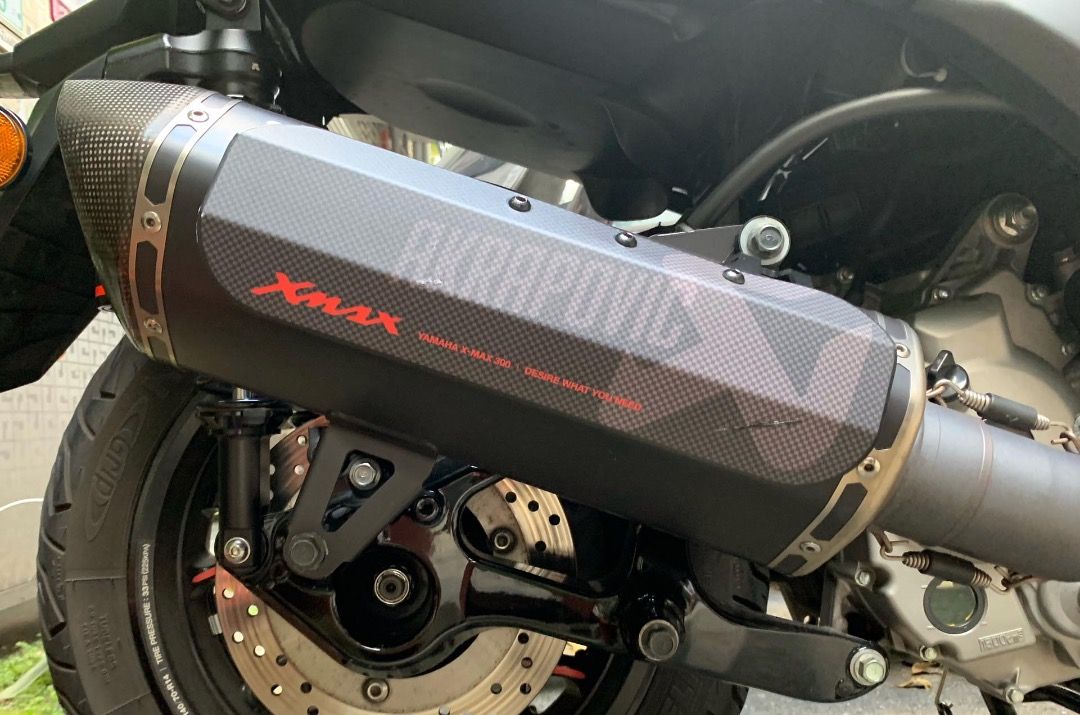 AKRAPOVIC XMAX Xmax 300 專用 黑雷雕 原廠認證 排氣管 蠍子管, 機車, 重機在旋轉拍賣