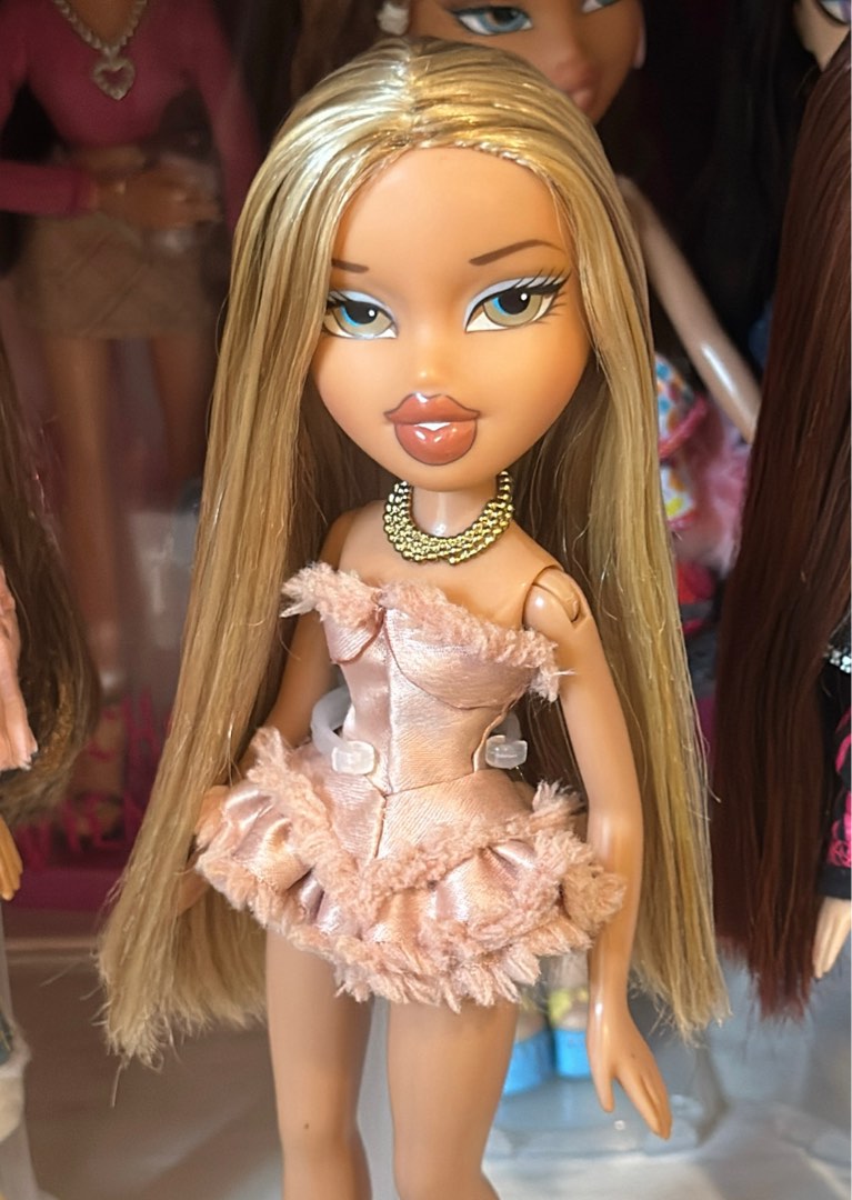BACK TO SCHOOL CLOE BRATZ (inch check), Hobbies & Toys, Toys & Games on ...