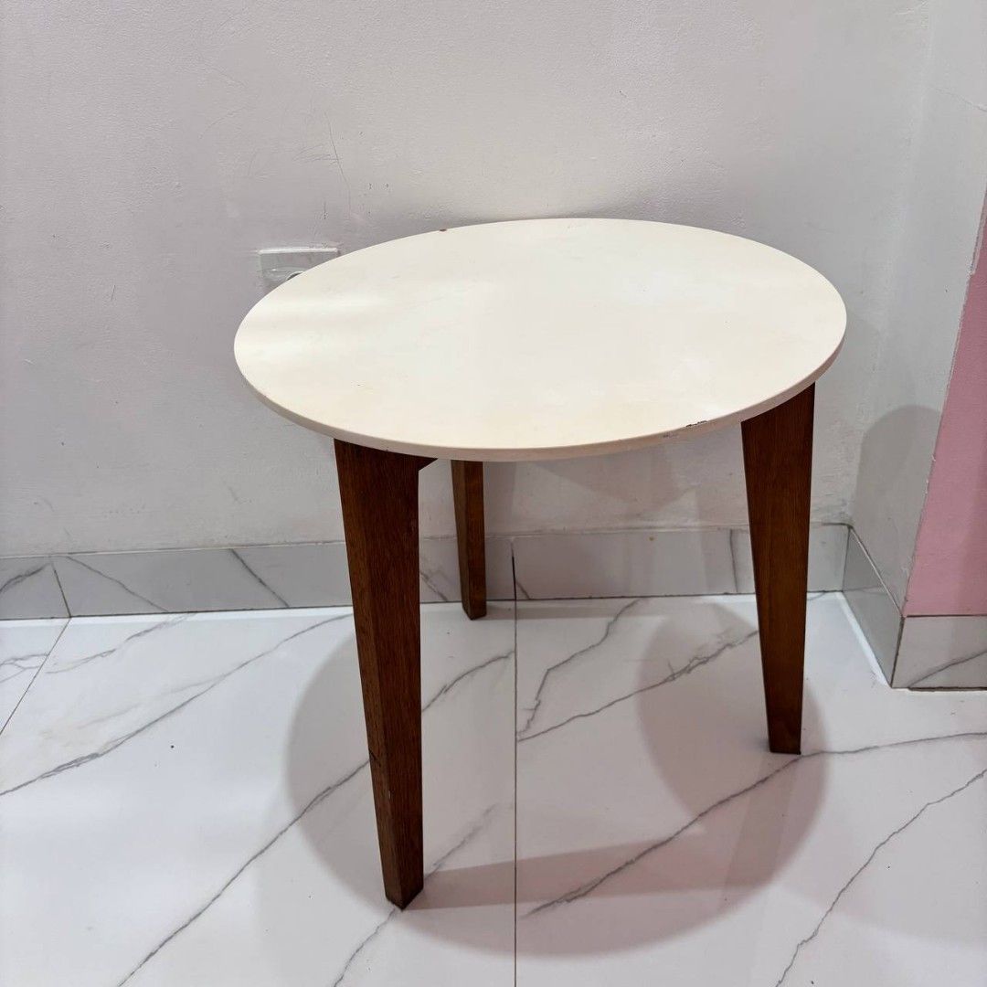 Meja Informa, Perabotan Rumah di Carousell