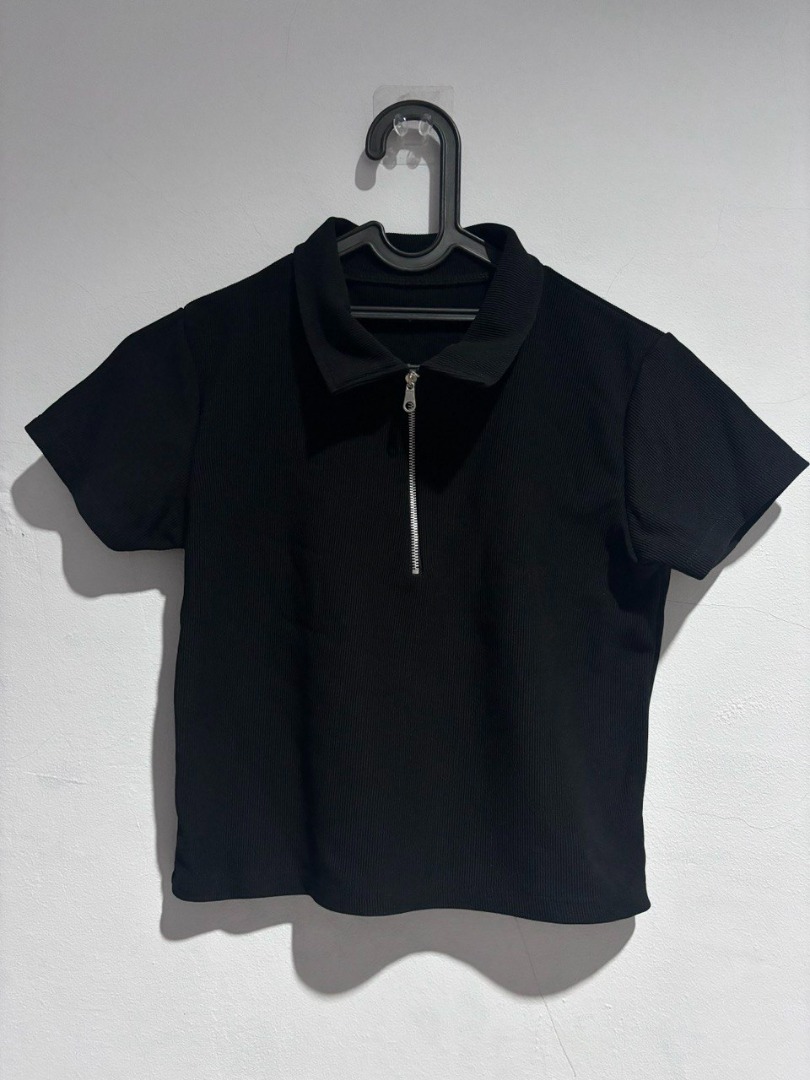 Top/Crop top knit lengan pendek hitam, Fesyen Wanita, Pakaian Wanita ...