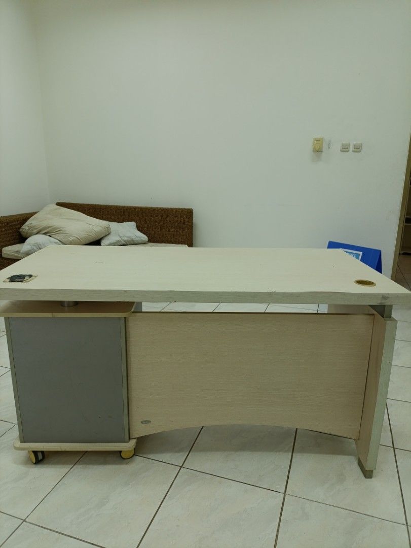 Meja Komputer Informa, Perabotan Rumah di Carousell