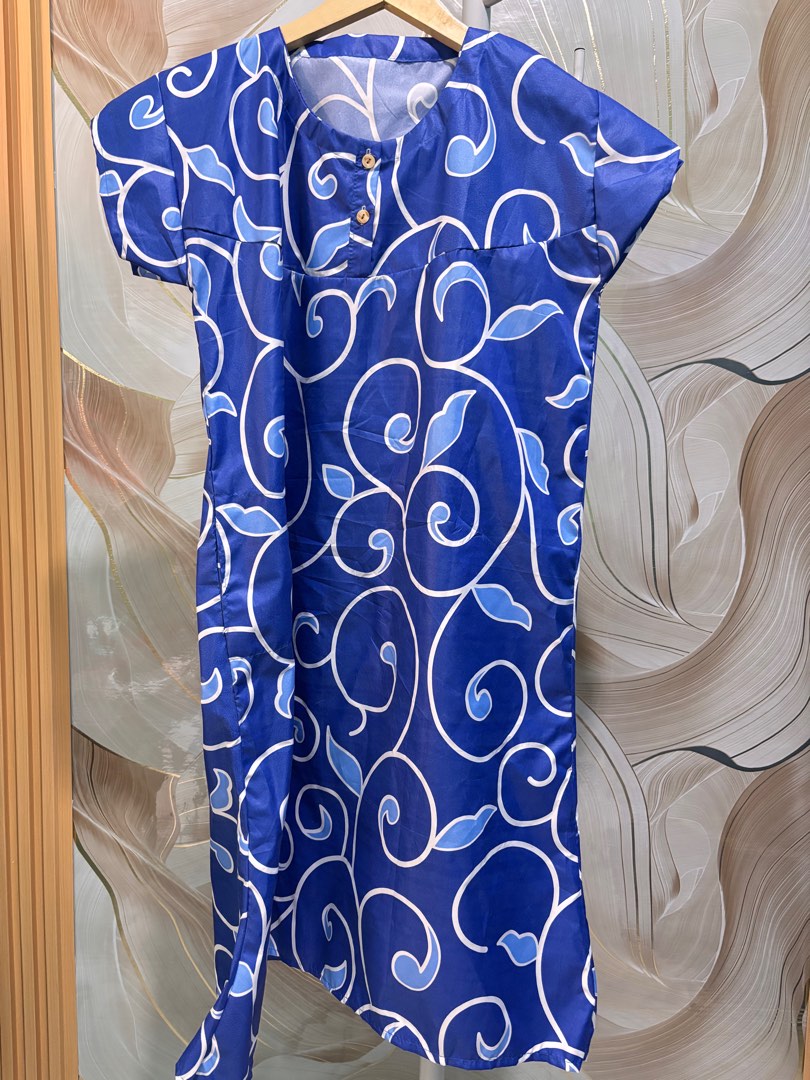 Batik biru cerah, Fesyen Wanita, Pakaian Wanita, Atasan di Carousell