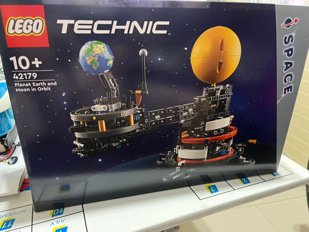 Lego 42179 - Planet Earth and Moon in Orbit, 興趣及遊戲, 玩具 & 遊戲類 - Carousell