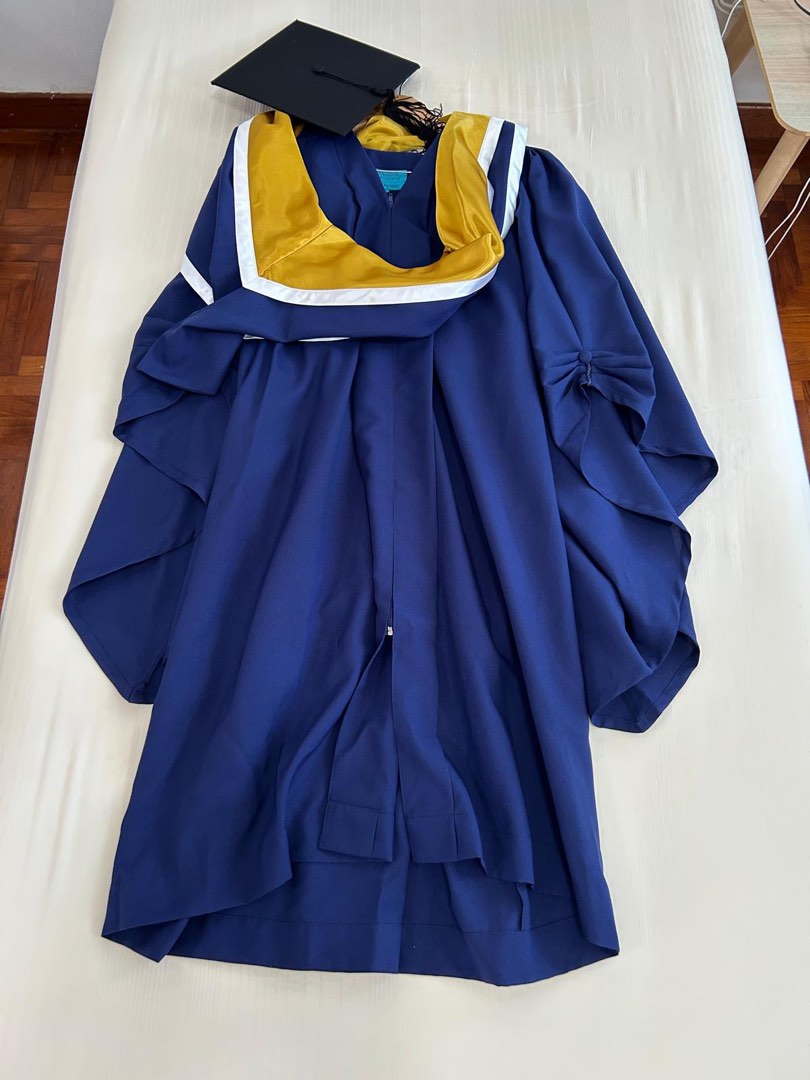 Serangoon Broadway NTU Bachelor Graduation Gown - Size M, Women's ...
