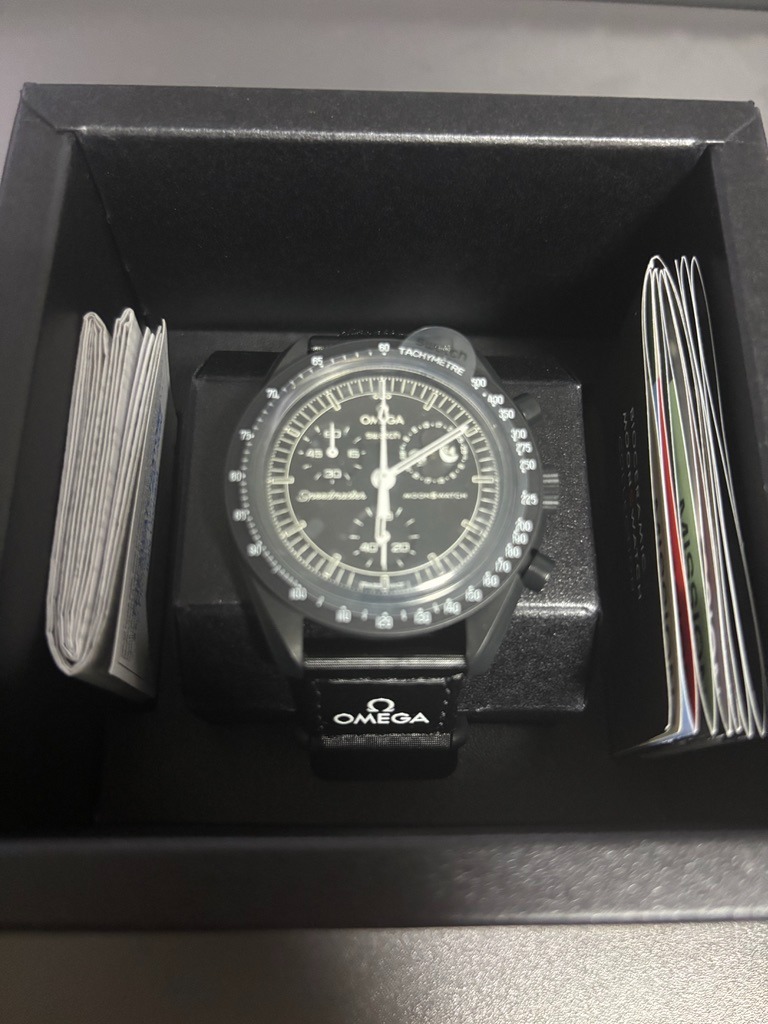 Omega x Swatch MoonSwatch Mission to the Moonphase Snoopy Edition, Men's Fashion, Watches ...