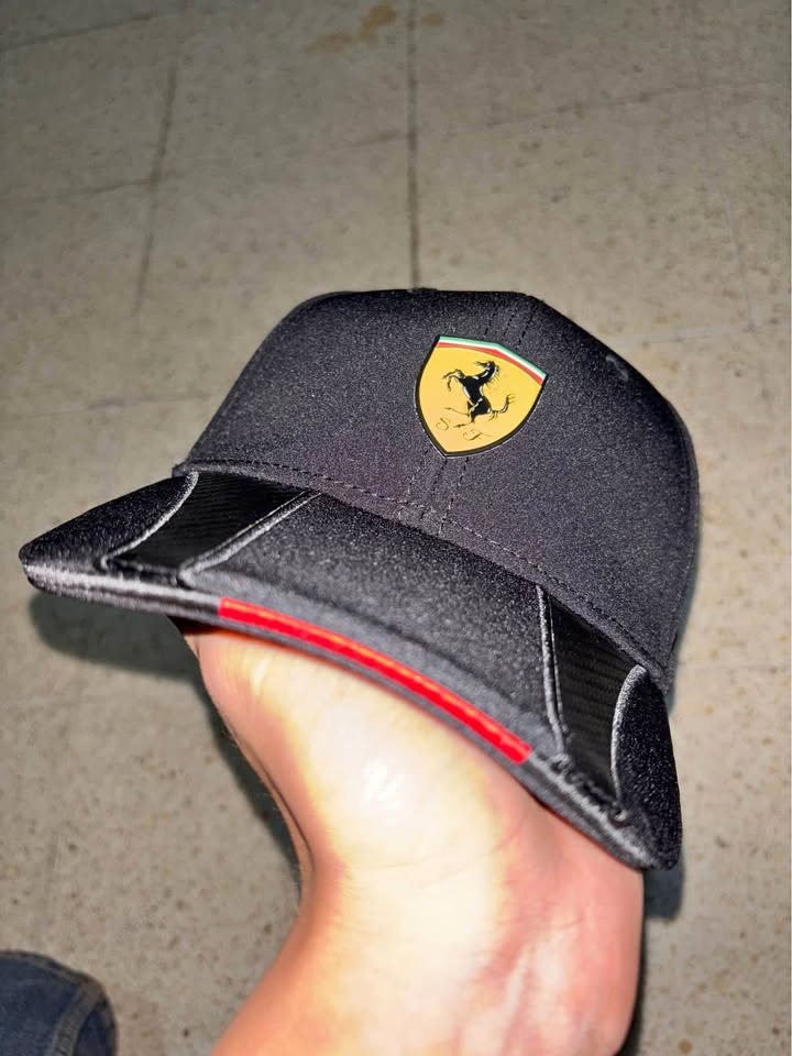 Topi F1 Scuderia Ferrari Hitam, Fesyen Pria, Aksesoris, Topi di Carousell