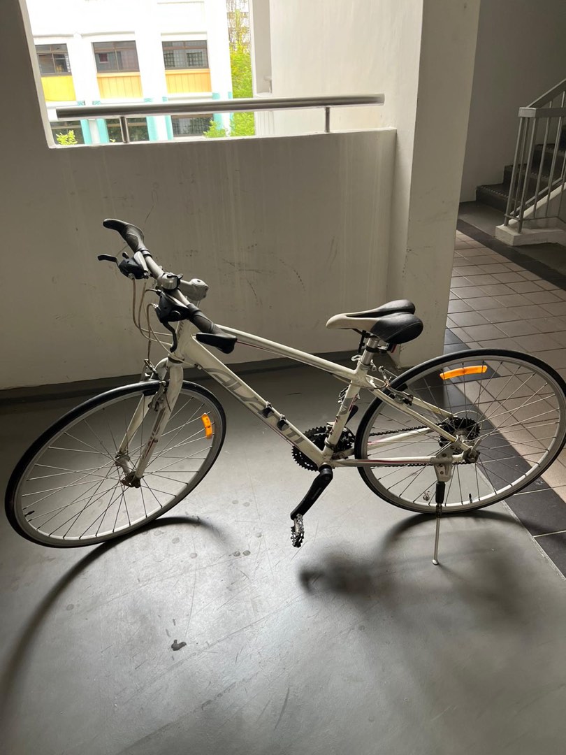 Avanti Hybrid Bike - White, Sports Equipment, Bicycles & Parts ...