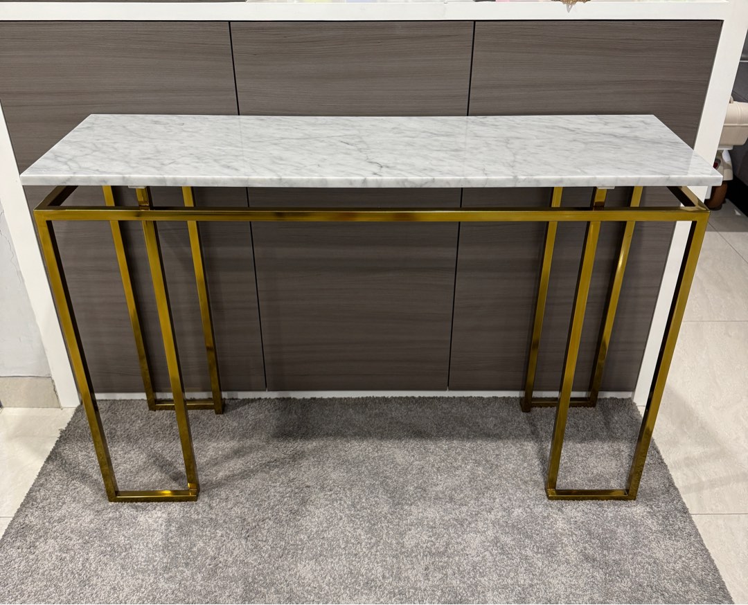Meja Foyer Marmer Marble White Carrera dengan Rangka Kaki Emas Gold ...