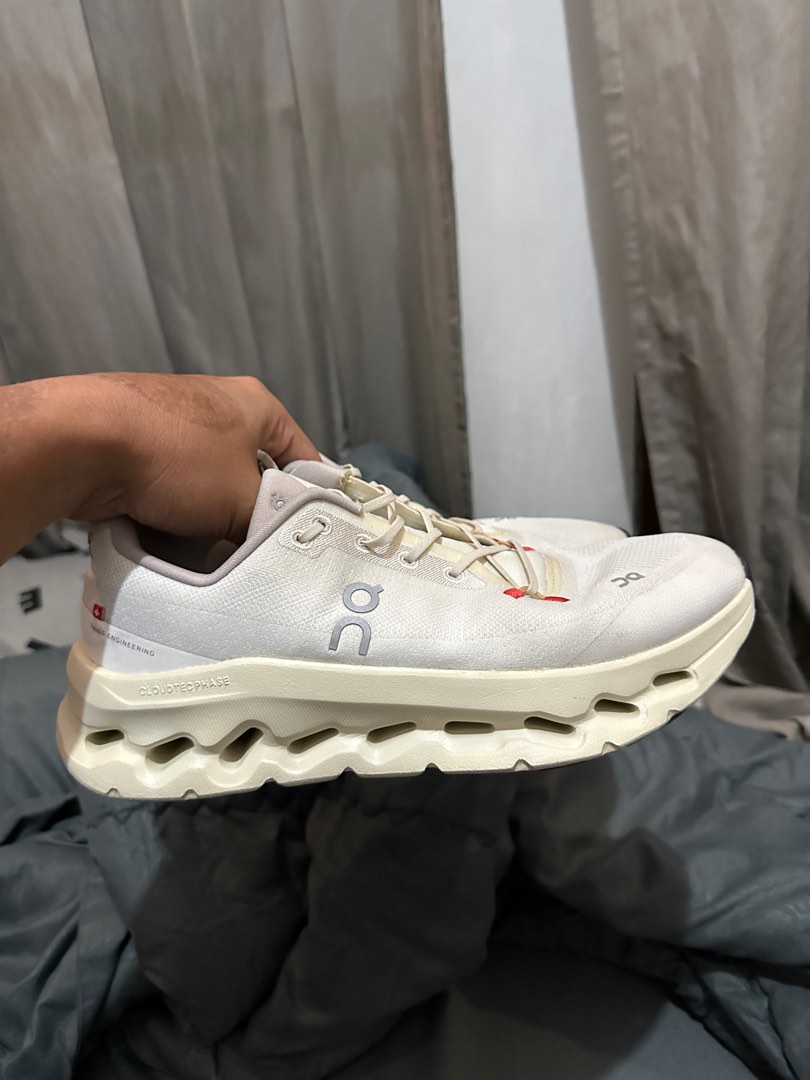on cloud tilt sand cream 44, Fesyen Pria, Sepatu , Sneakers di Carousell