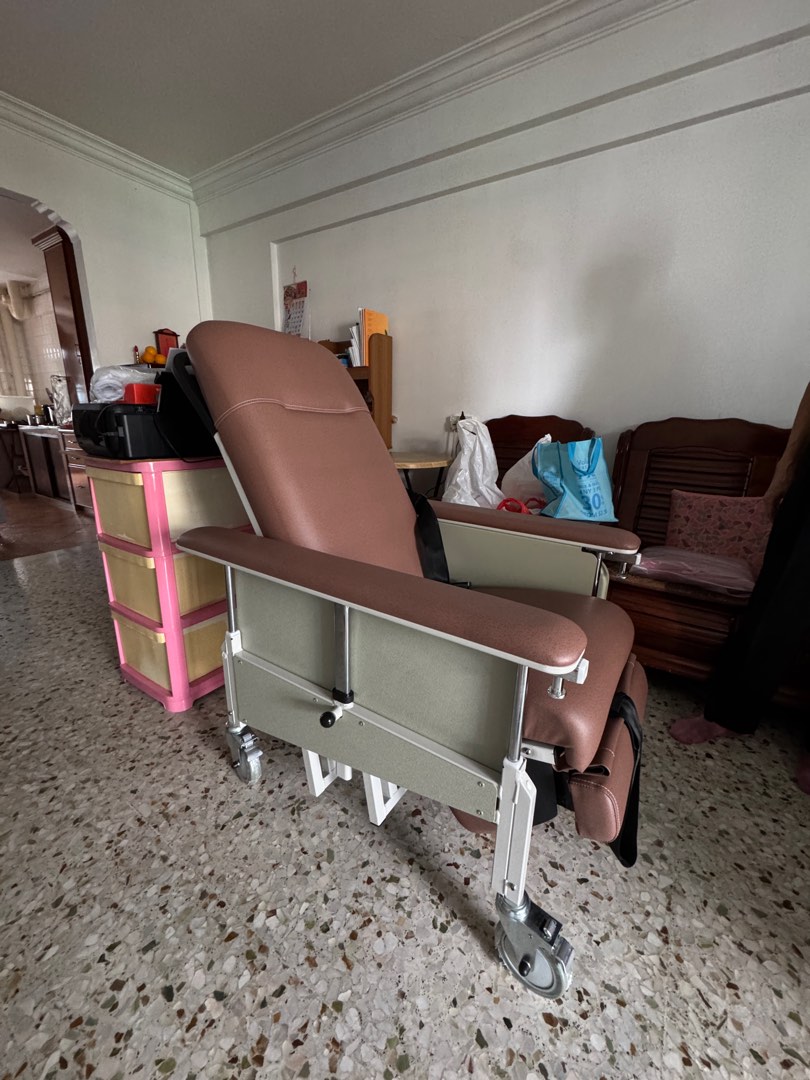 DNR Mobile Manual Recline Geriatric Chair, Health & Nutrition ...