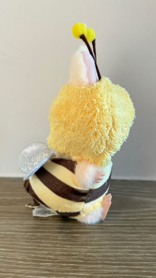 Labubu Honey BEE costume only, 興趣及遊戲, 玩具 & 遊戲類 - Carousell