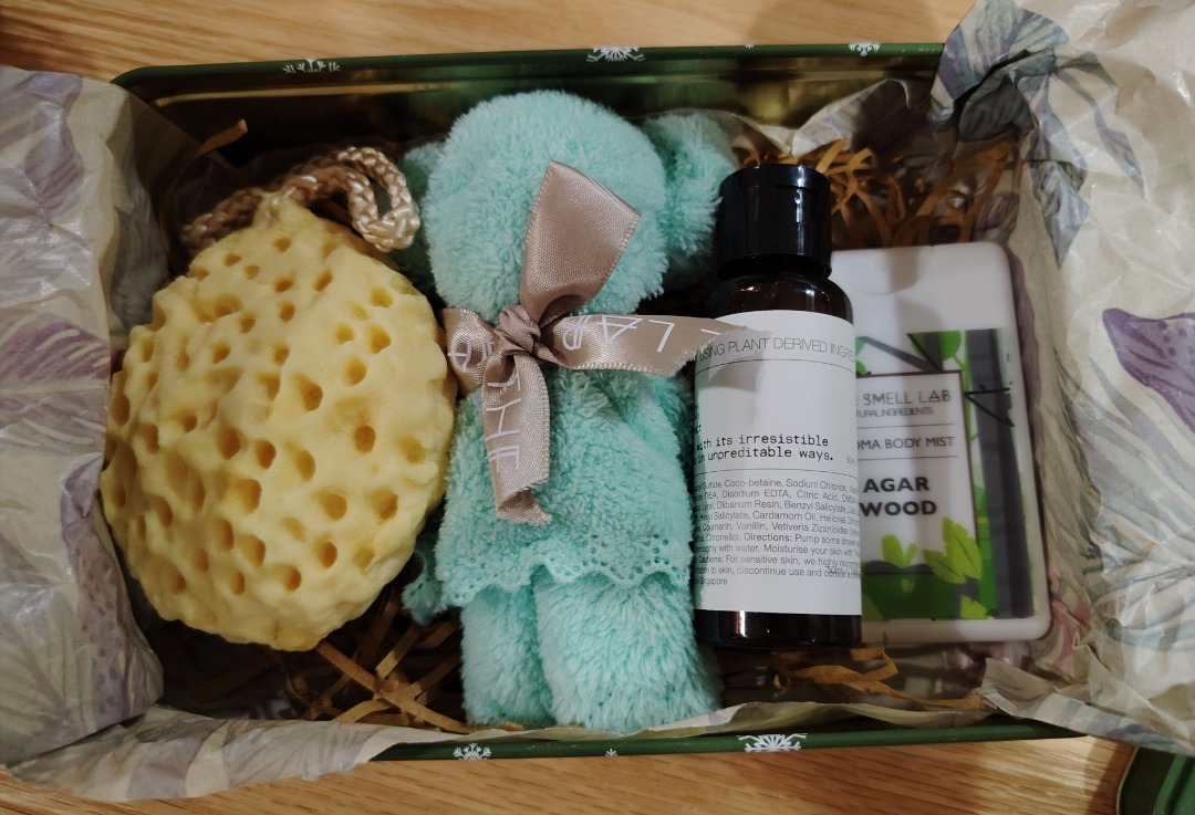 The Smell Lab Teacher's Day Gift Set with Sponge, Body Mist, Shower Gel ...