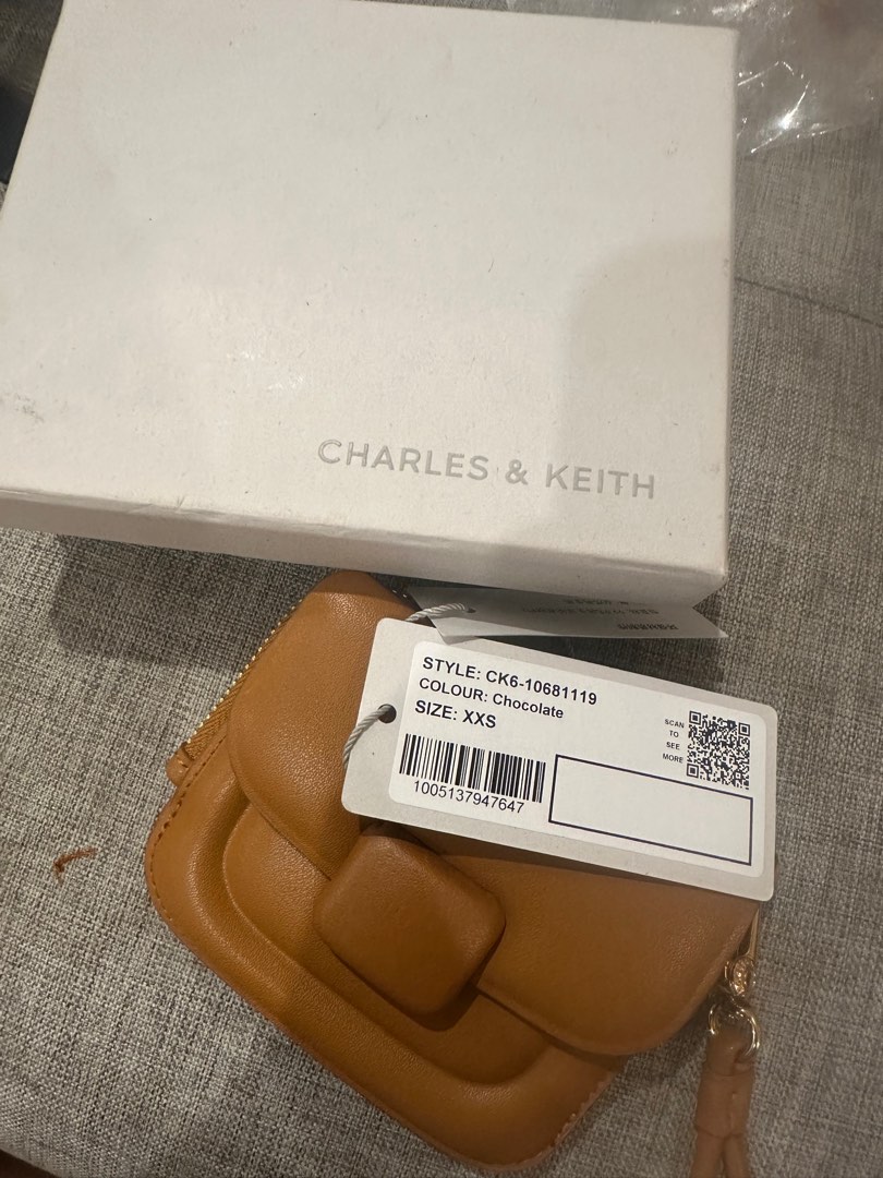 Card Holder Charles & Keith, Fesyen Wanita, Tas & Dompet di Carousell