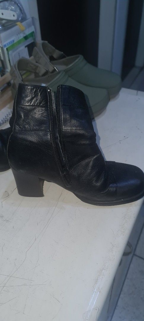 Sepatu booth , sepatu santai . Material kulit . Borong dua pasang atau ...