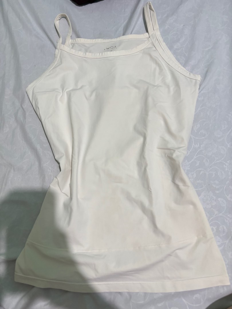 tangtop putih wanita, Fesyen Wanita, Pakaian Wanita, Atasan di Carousell