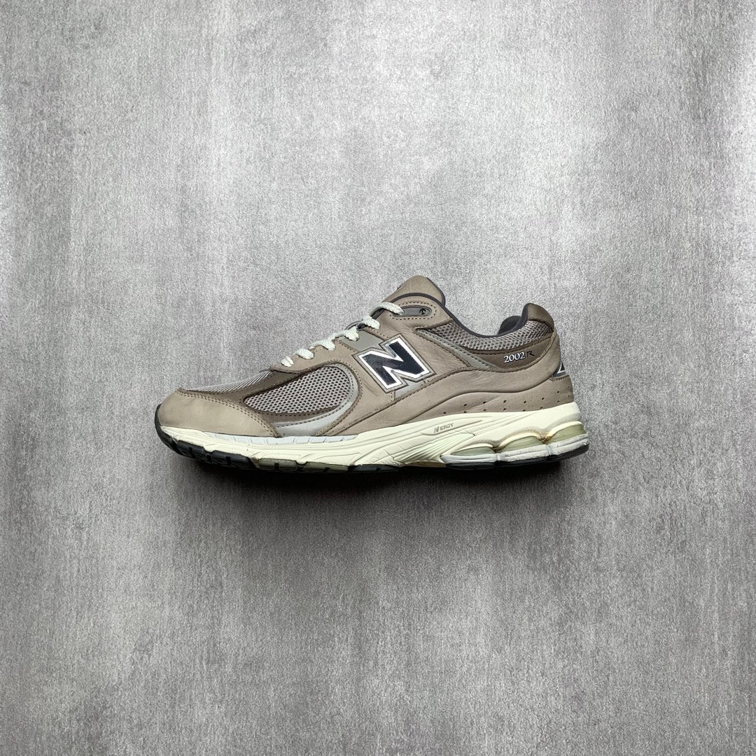 New Balance 2002r Originals, Fesyen Pria, Sepatu , Sneakers di Carousell