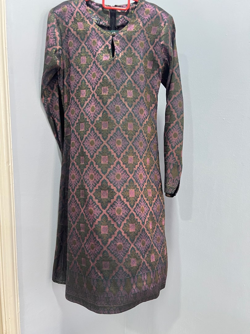 Emerald green songket kurung, Women's Fashion, Muslimah Fashion, Baju ...