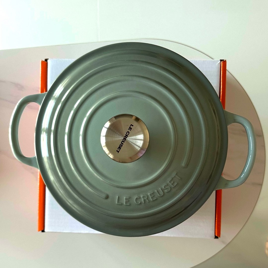 Le Creuset Signature Dutch Oven in Sea Salt 24cm, Furniture & Home ...