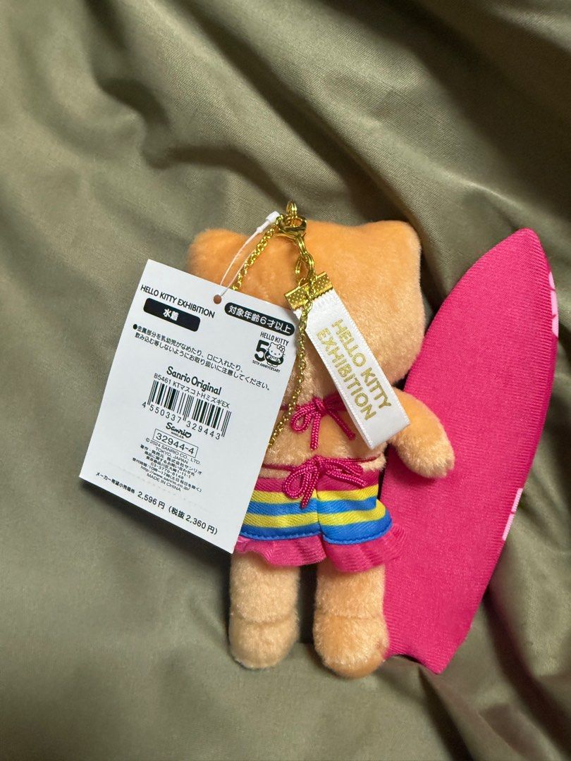 Sanrio Hello Kitty 50周年展 日燒水著長腳掛飾, 興趣及遊戲, 玩具 & 遊戲類 - Carousell