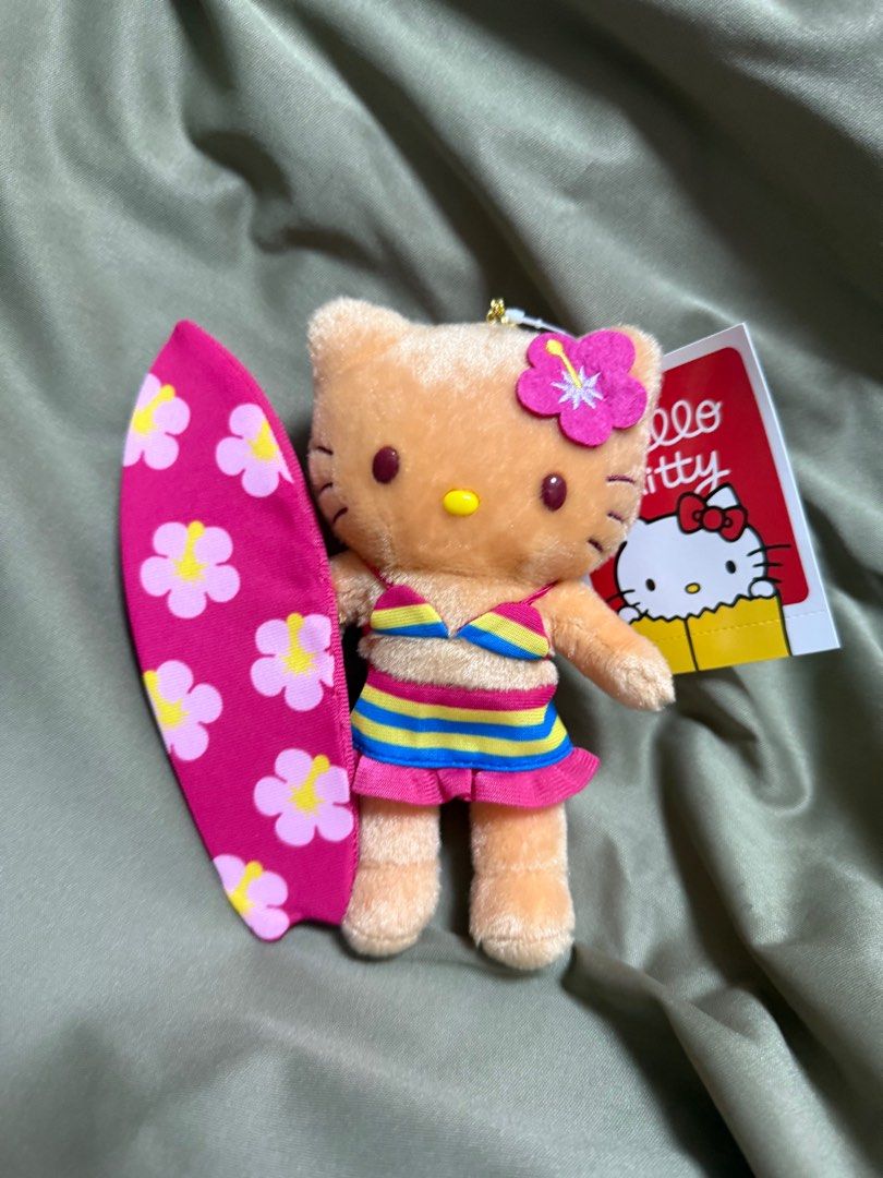 Sanrio Hello Kitty 50周年展 日燒水著長腳掛飾, 興趣及遊戲, 玩具 & 遊戲類 - Carousell