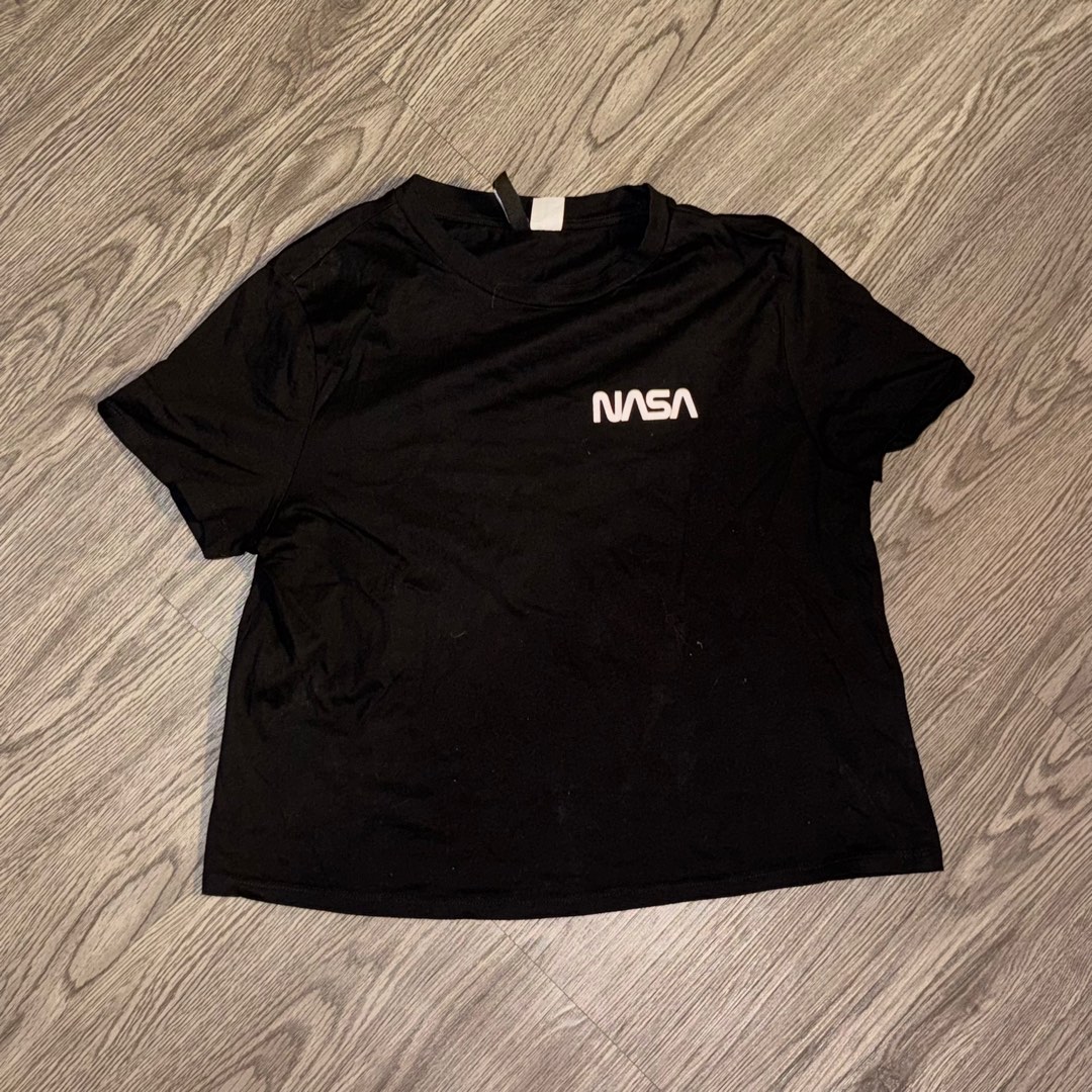 Kaos Nasa H&M, Fesyen Wanita, Pakaian Wanita, Atasan di Carousell