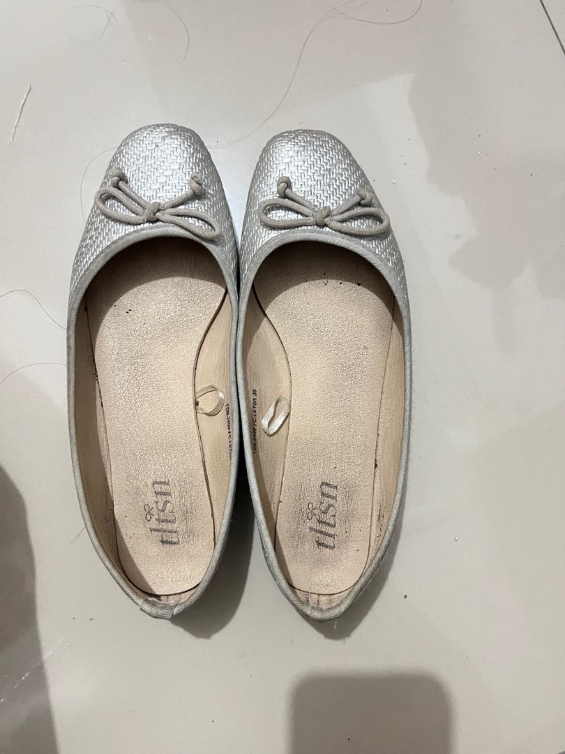 Little things she need flat shoes, Fesyen Wanita, Sepatu di Carousell