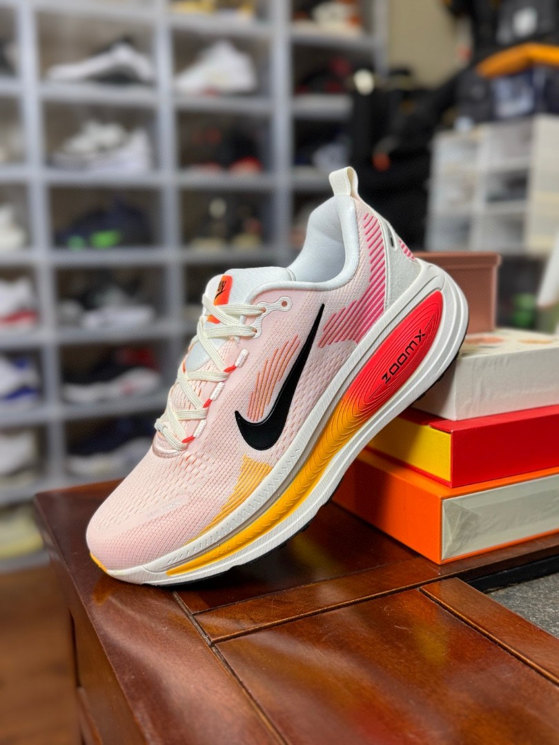 Nike Vomero 18 HM6804-100, 男裝, 鞋, 波鞋 - Carousell