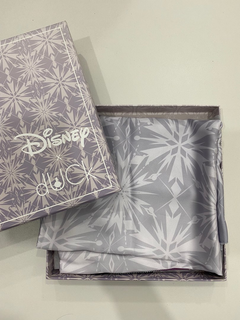 Disney x dUCk Frozen Shawl in Wind, Women's Fashion, Muslimah Fashion ...