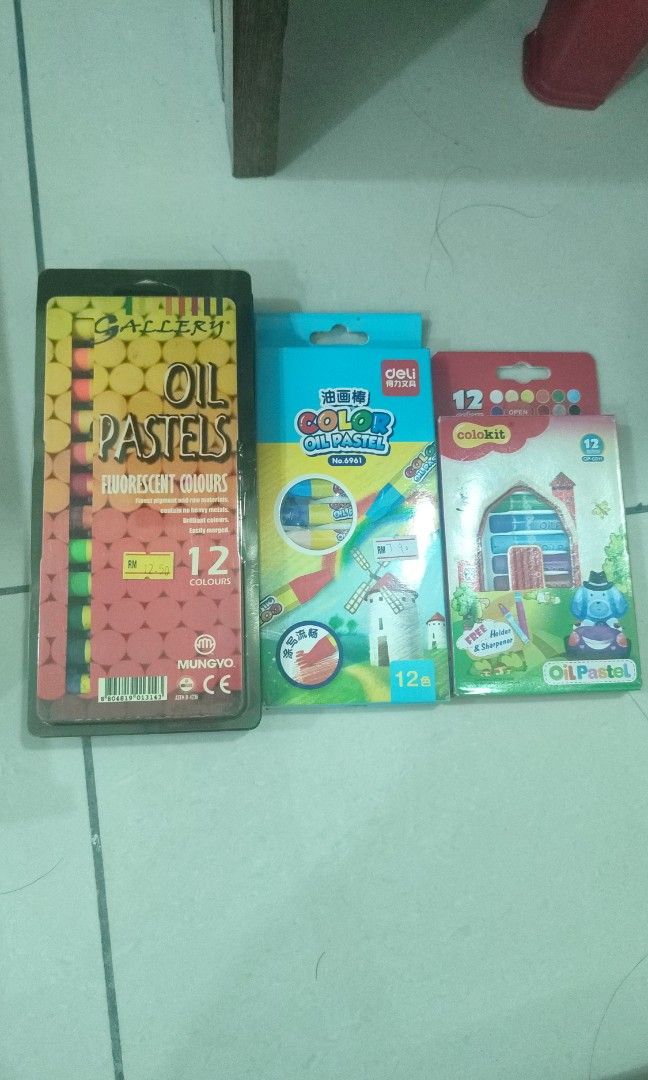 Oil pastels set box 12 colours, Hobbies & Toys, Stationery & Craft ...