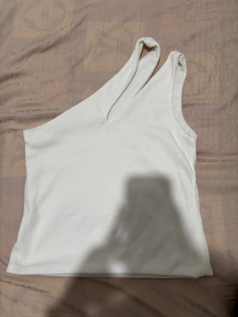 TANK TOP, Fesyen Wanita, Pakaian Wanita, Atasan di Carousell