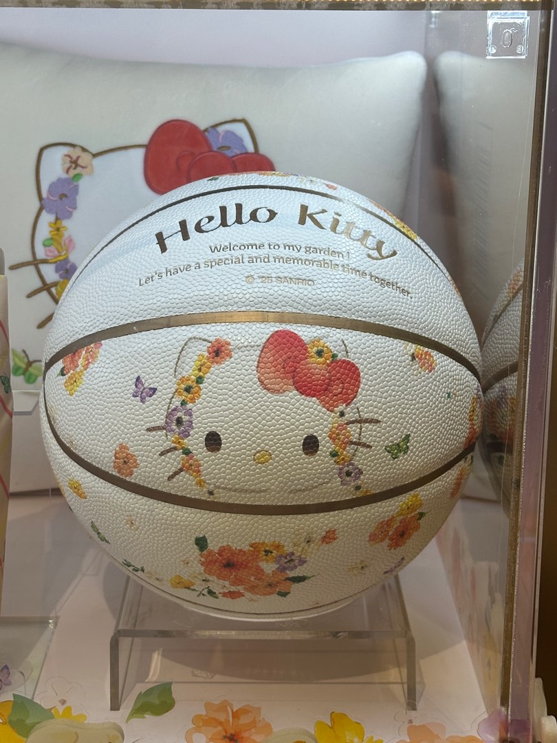 Hello Kitty Basketball Size 7, 興趣及遊戲, 玩具 & 遊戲類 - Carousell