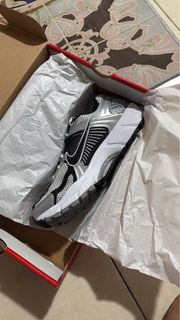 2 pasang Nike Vomero 5 Black and grey Colourway for sell or swap, Men's ...