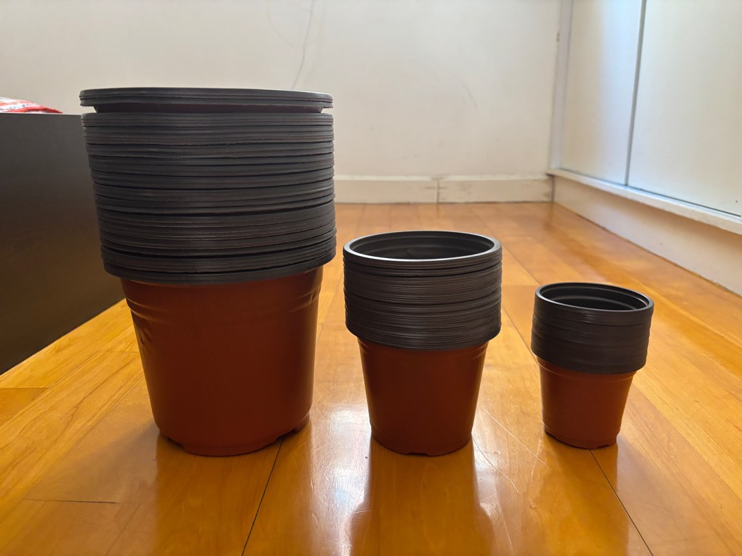 Brown Plastic Plant Pots with Saucers, 傢俬＆家居, 園藝, 盆栽 - Carousell