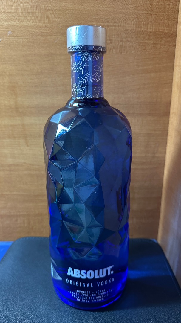 Absolut Facet Limited Edition 1L, Food & Drinks, Beverages on Carousell