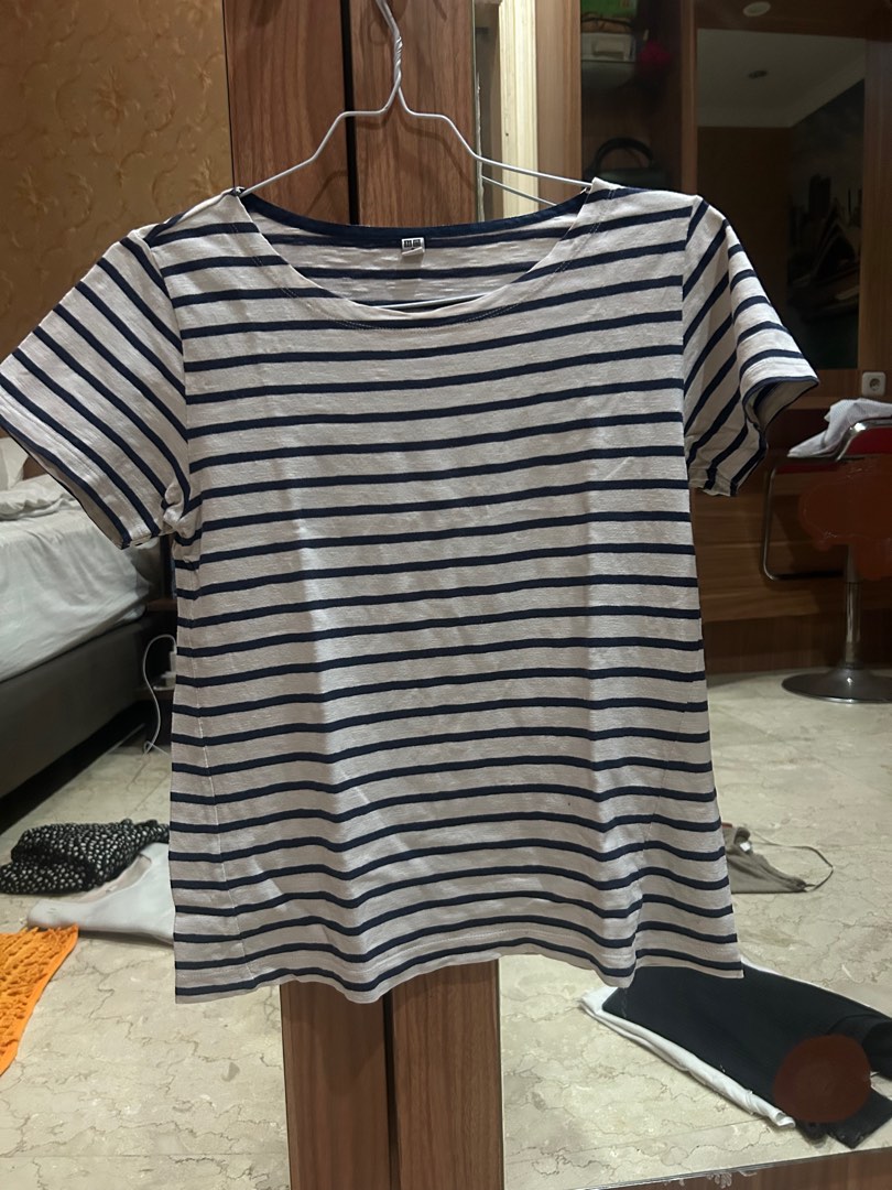 Uniqlo garis garis, Fesyen Wanita, Pakaian Wanita, Atasan di Carousell