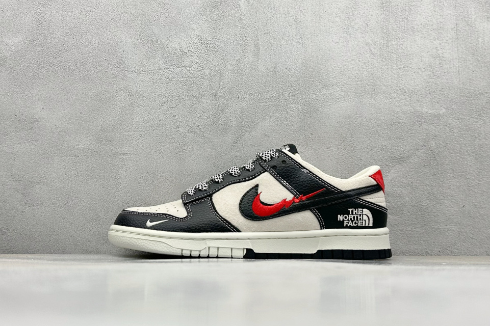 Nike Dunk Low x The North Face 聯名款, 女裝, 鞋, 波鞋 - Carousell