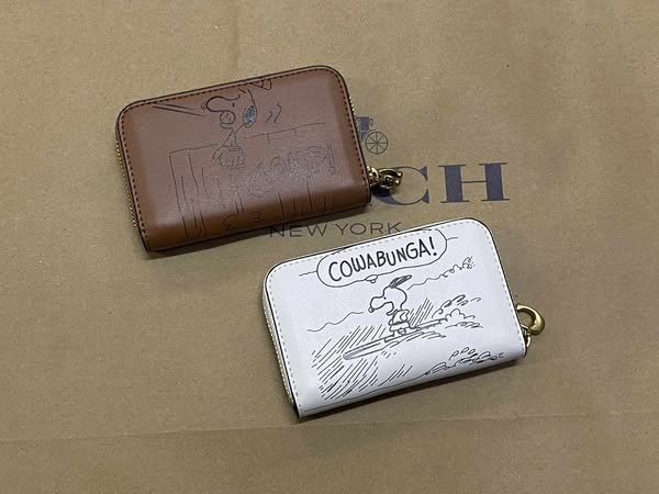 Snoopy Small Wallet, Women's Fashion, Bags & Wallets, Wallets & Card ...