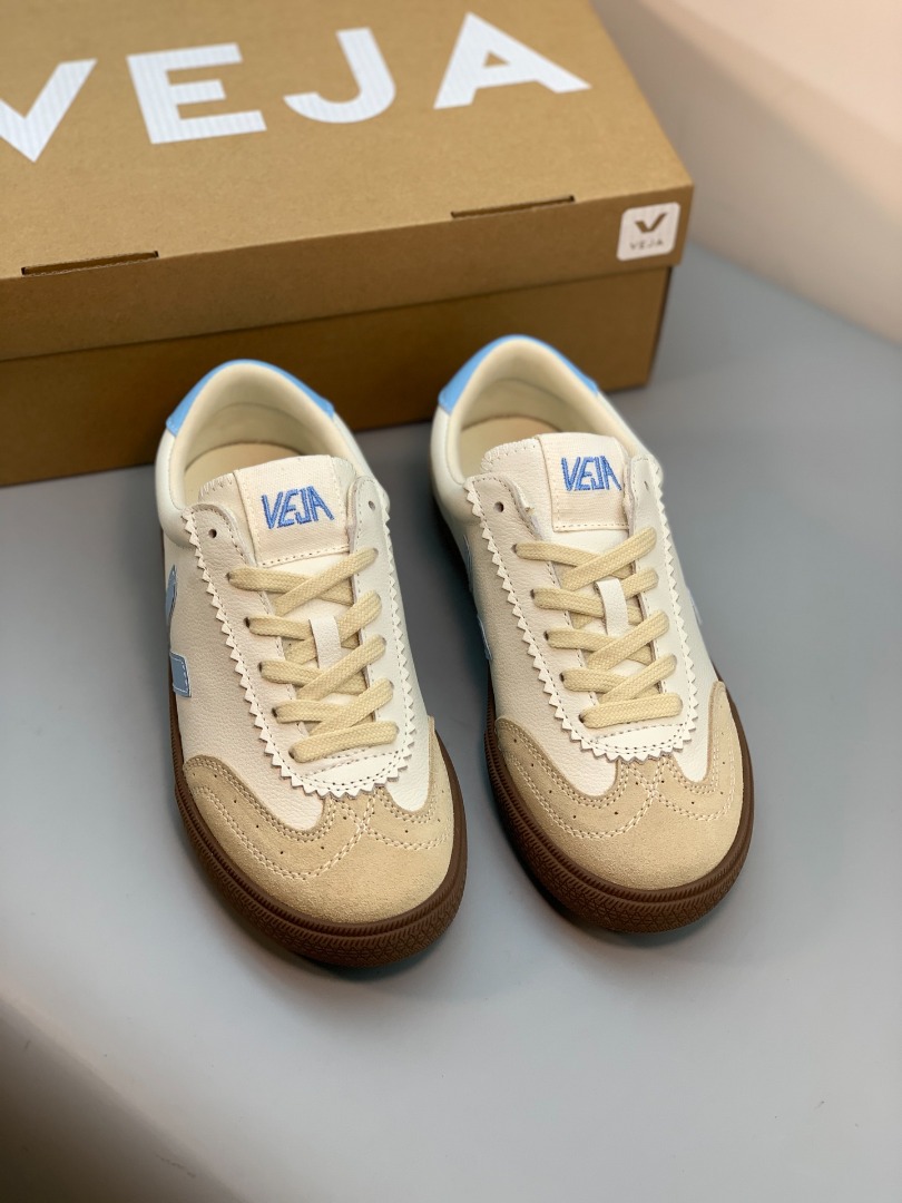 French VEJA new German training shoes are soft and light on the feet, Women's Fashion, Footwear ...