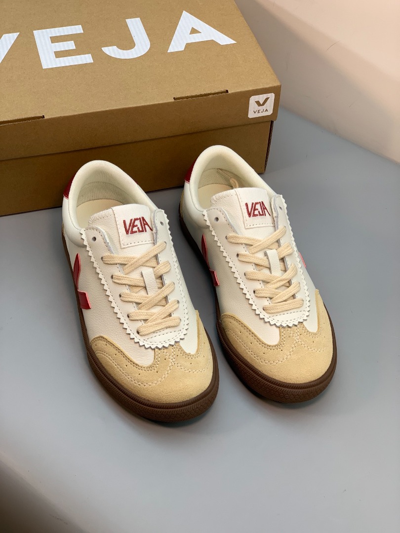 French VEJA new German training shoes are soft and light on the feet, Women's Fashion, Footwear ...