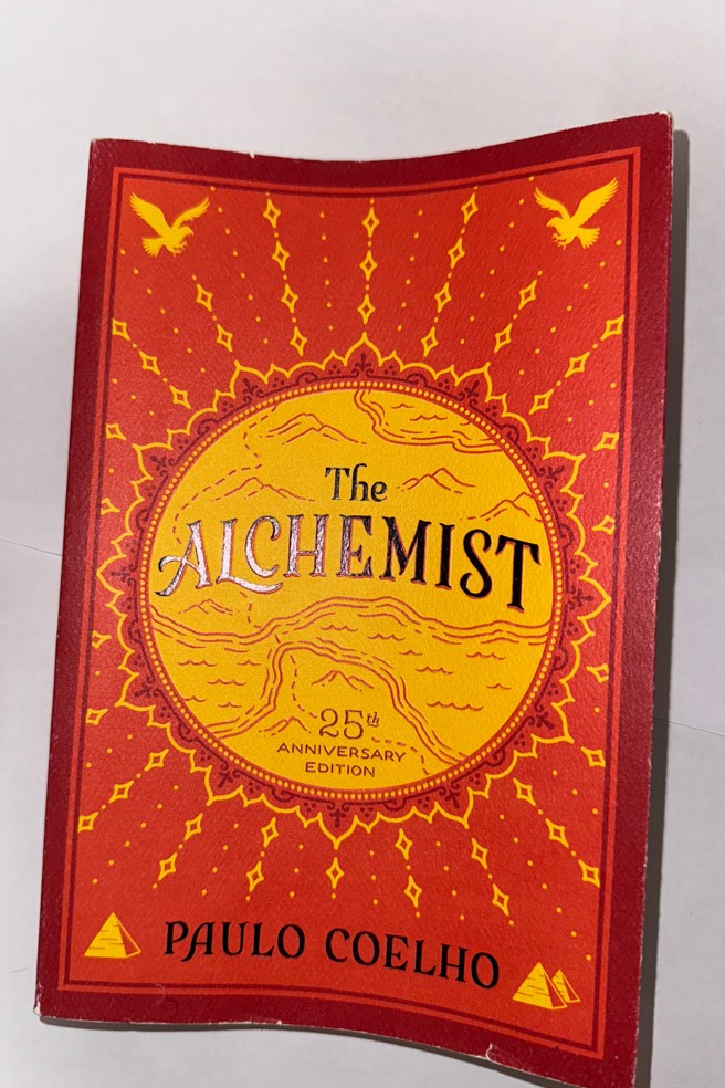 The Alchemist 25週年紀念版 sba book, 興趣及遊戲, 書本 & 文具, 小說及非小說 - Carousell