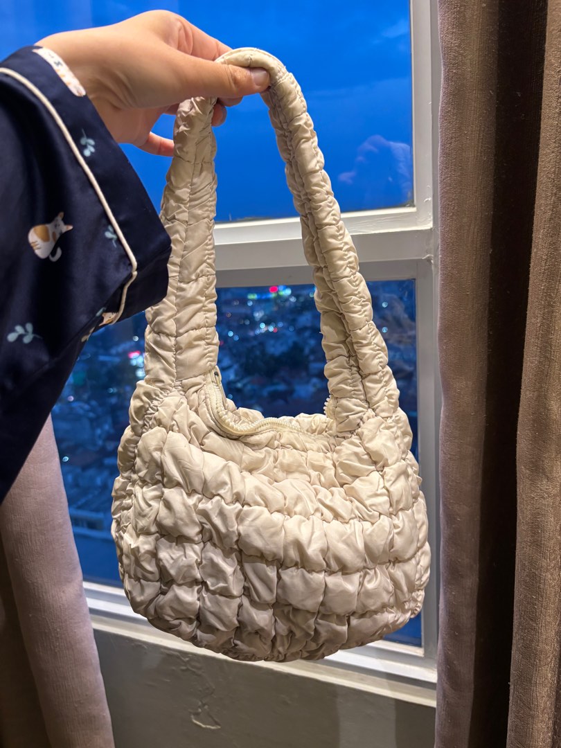 Tas puffy brand cos, Fesyen Wanita, Tas & Dompet di Carousell