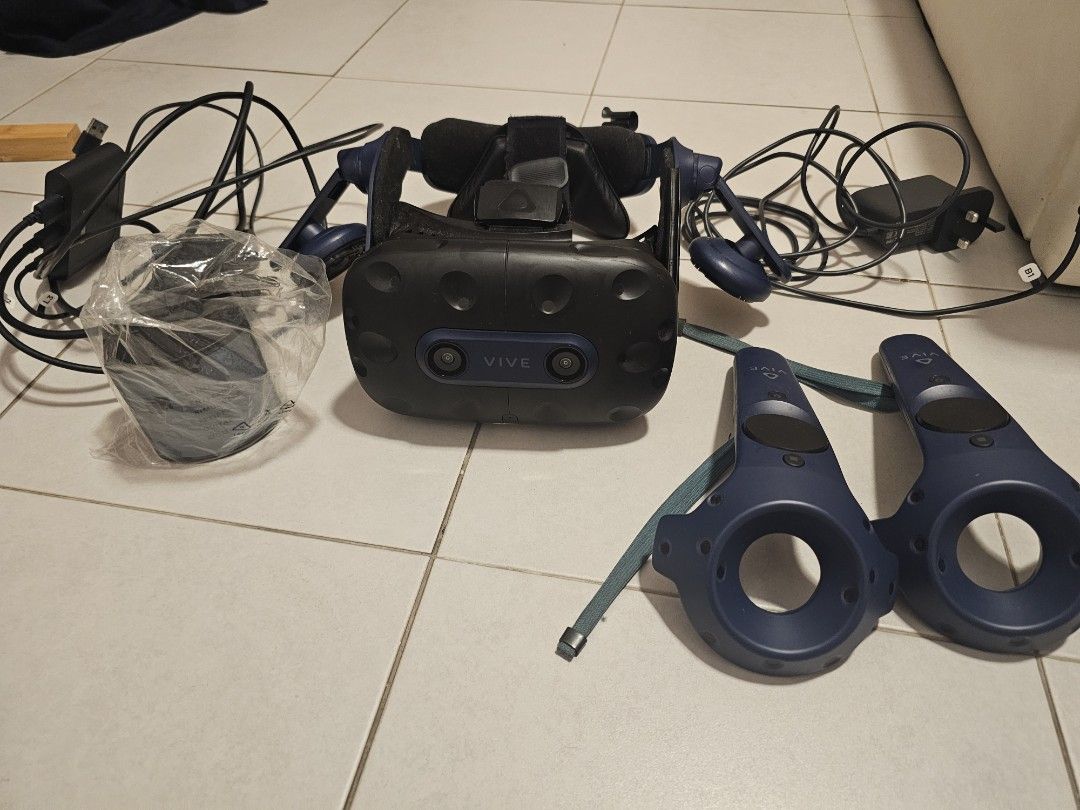 Vive Pro 2 - base station (x1) + controllers (x2) + link box, Video ...